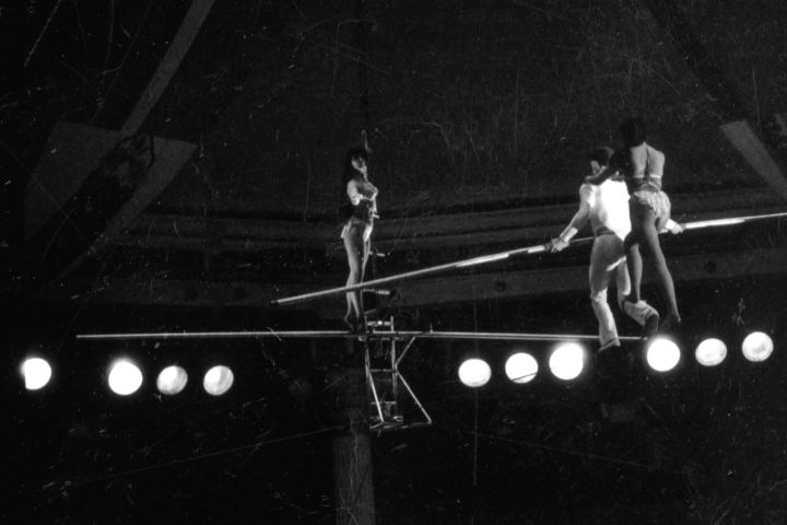 Lori Grinker [NM] : Moscow Circus, Trapeze 3, 1982. | Salmagundi Club